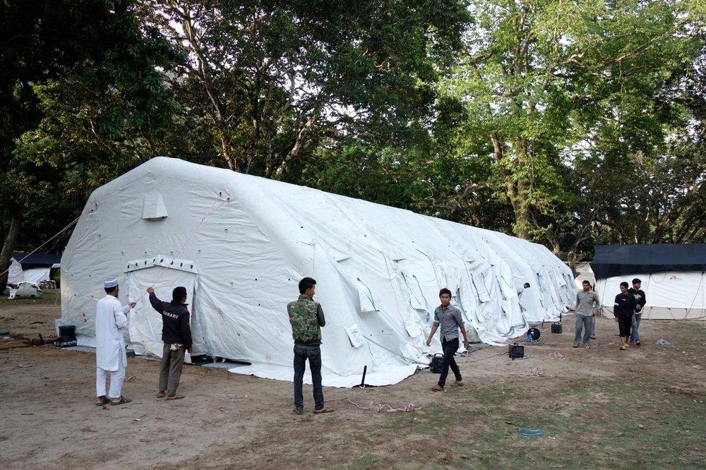 MSF sets up a 20-bed inflatable hospital in Arughat, Nepal | MSF